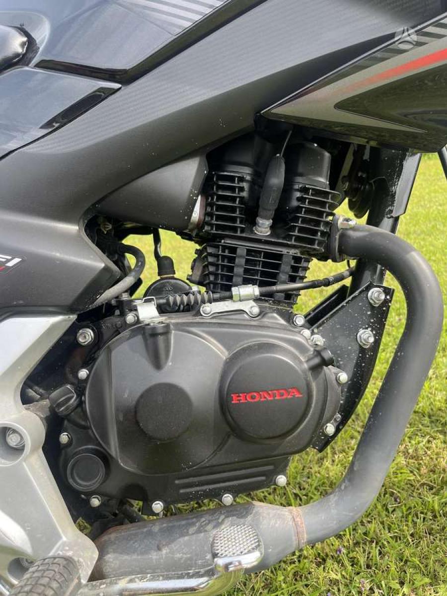 Black Honda CB 2018 in Marijampole, with an engine capacity of 0.13 L and mileage of 10 thousand km for 2050 €, photo 6 on AUTOMOTO.COM.LV