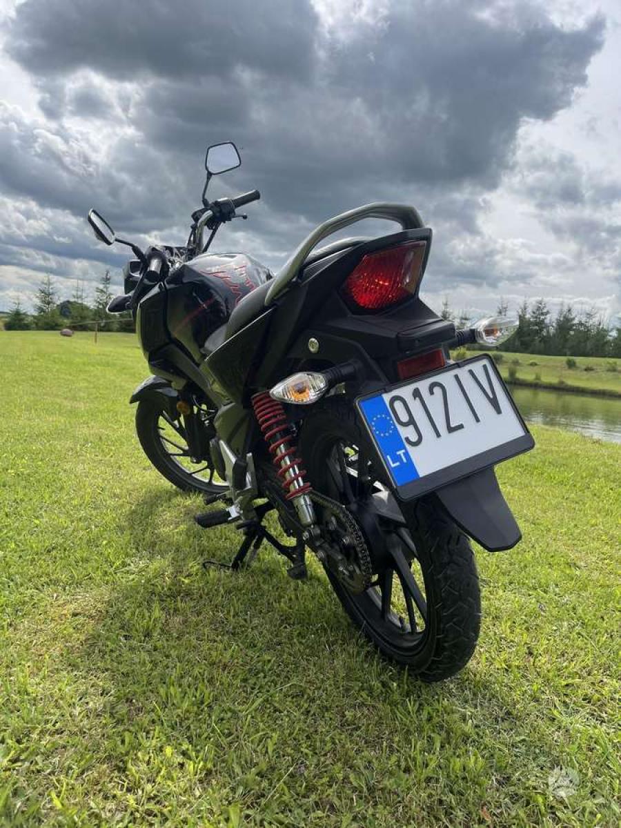 Black Honda CB 2018 in Marijampole, with an engine capacity of 0.13 L and mileage of 10 thousand km for 2050 €, photo 7 on AUTOMOTO.COM.LV