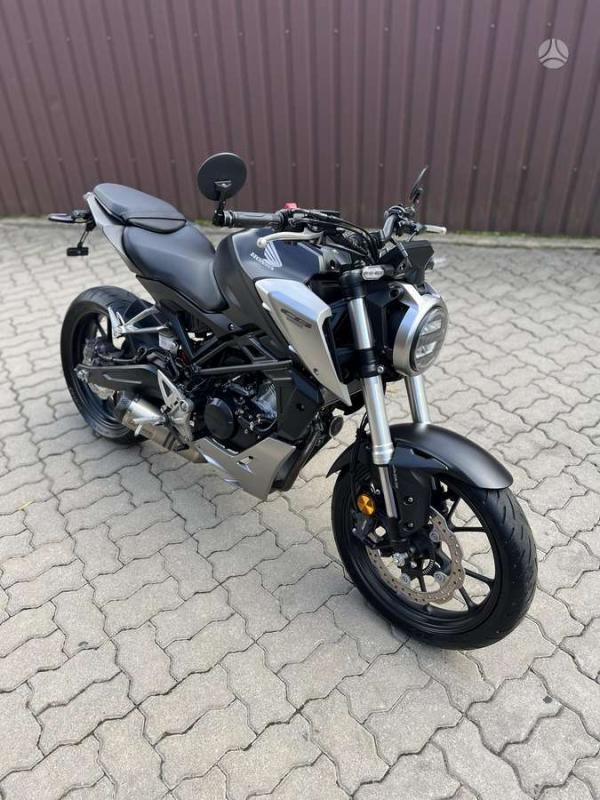 Black Honda CB 2018 in Prienai, with an engine capacity of 0.13 L and mileage of 12 thousand km for 3050 €, photo 1 on AUTOMOTO.COM.LV