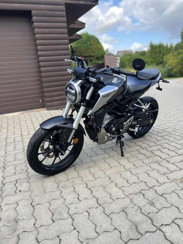 Black Honda CB 2018 in Prienai, with an engine capacity of 0.13 L and mileage of 12 thousand km for 3050 €, photo 2 on AUTOMOTO.COM.LV