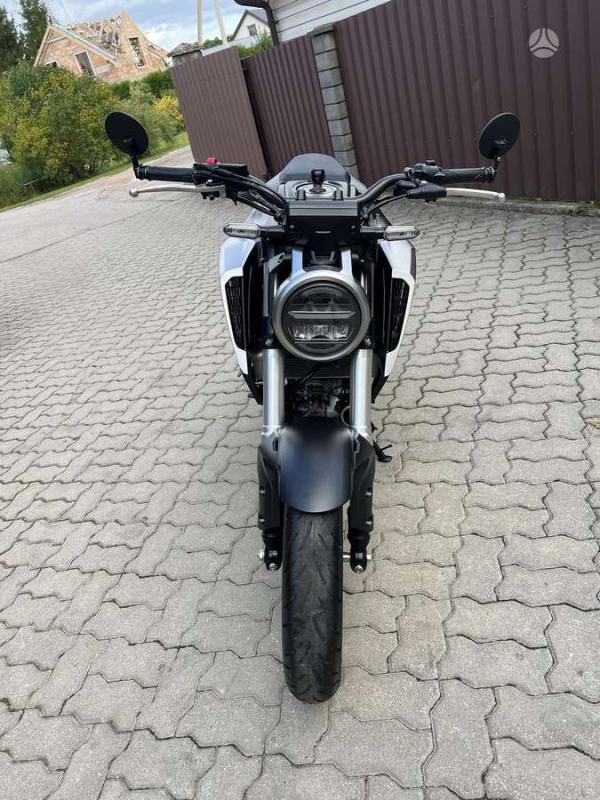 Black Honda CB 2018 in Prienai, with an engine capacity of 0.13 L and mileage of 12 thousand km for 3050 €, photo 3 on AUTOMOTO.COM.LV