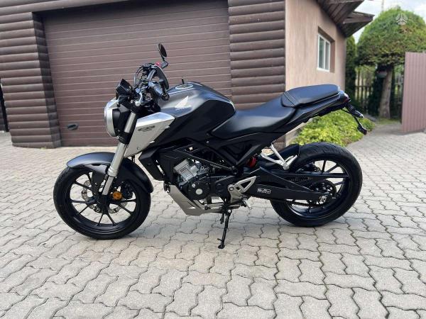 Black Honda CB 2018 in Prienai, with an engine capacity of 0.13 L and mileage of 12 thousand km for 3050 €, photo 4 on AUTOMOTO.COM.LV