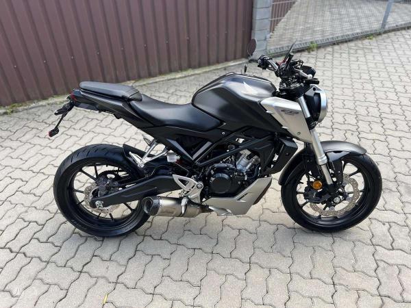 Black Honda CB 2018 in Prienai, with an engine capacity of 0.13 L and mileage of 12 thousand km for 3050 €, photo 5 on AUTOMOTO.COM.LV