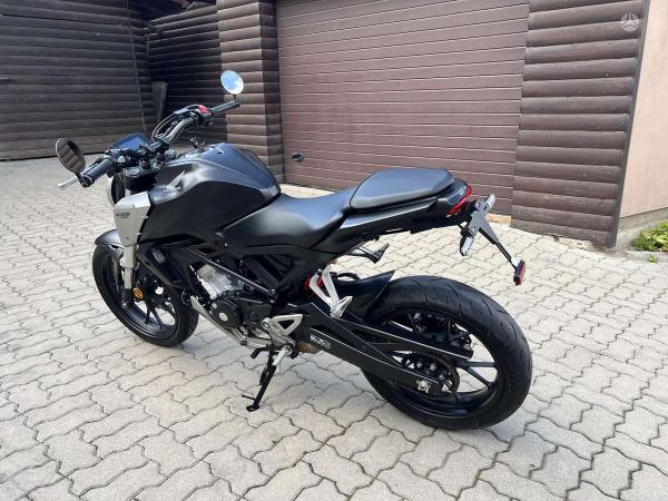 Black Honda CB 2018 in Prienai, with an engine capacity of 0.13 L and mileage of 12 thousand km for 3050 €, photo 7 on AUTOMOTO.COM.LV