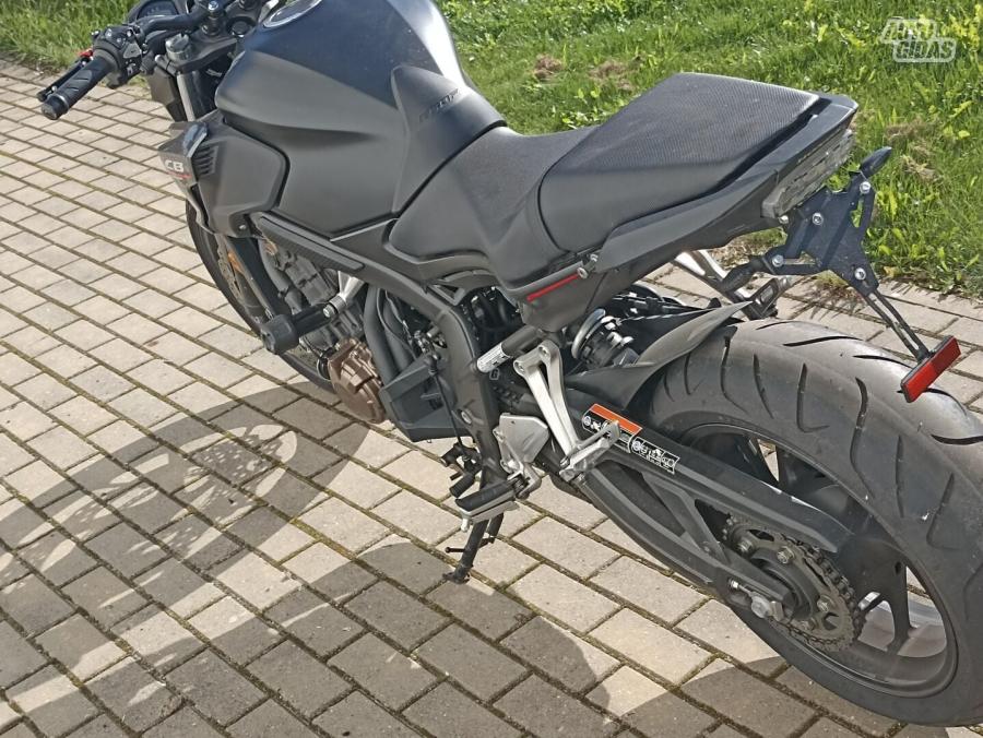 Black Honda CB 2018 in Kaunas, with an engine capacity of 0.65 L and mileage of 3 thousand km for 4100 €, photo 6 on AUTOMOTO.COM.LV