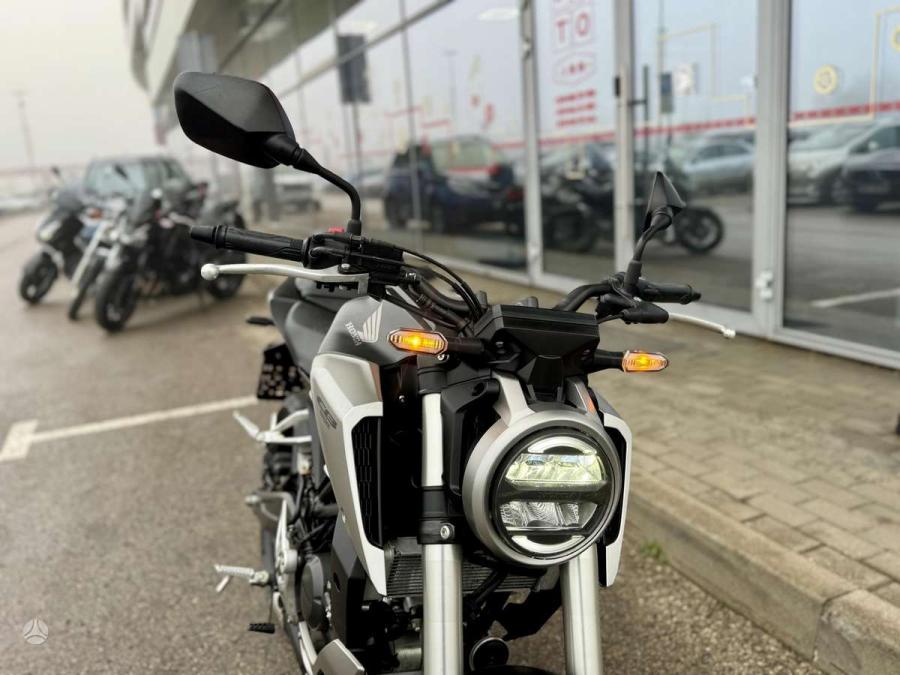 Melns Honda CB 2019 Viļņa, ar dzinēja tilpumu 0.13 L un nobraukumu 18 tūkst. km par 3199 €, foto 16 vietnē AUTOMOTO.COM.LV