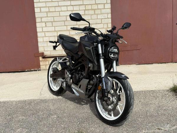 Black Honda CB 2019 in Vilkaviskis, with an engine capacity of 0.13 L and mileage of 22 thousand km for 2400 €, photo 1 on AUTOMOTO.COM.LV