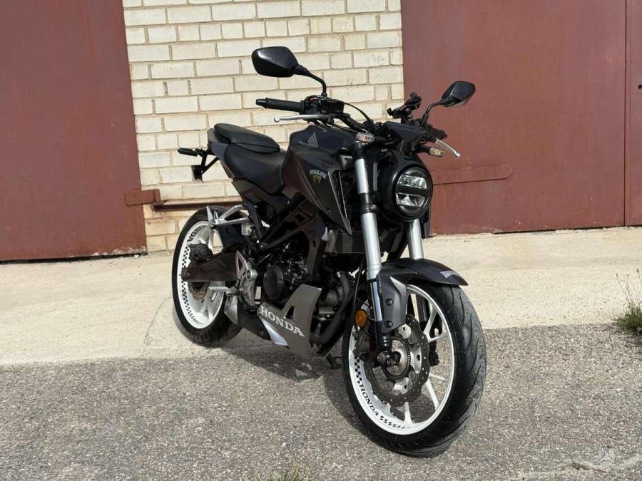 Black Honda CB 2019 in Vilkaviskis, with an engine capacity of 0.13 L and mileage of 22 thousand km for 2400 €, photo 1 on AUTOMOTO.COM.LV