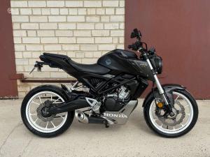 Black Honda CB 2019 in Vilkaviskis, with an engine capacity of 0.13 L and mileage of 22 thousand km for 2400 €, photo 4 on AUTOMOTO.COM.LV