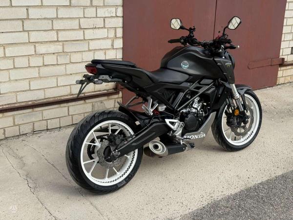 Black Honda CB 2019 in Vilkaviskis, with an engine capacity of 0.13 L and mileage of 22 thousand km for 2400 €, photo 5 on AUTOMOTO.COM.LV