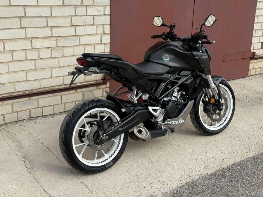 Black Honda CB 2019 in Vilkaviskis, with an engine capacity of 0.13 L and mileage of 22 thousand km for 2400 €, photo 5 on AUTOMOTO.COM.LV