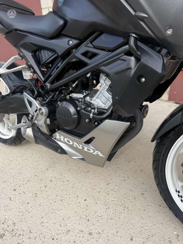 Black Honda CB 2019 in Vilkaviskis, with an engine capacity of 0.13 L and mileage of 22 thousand km for 2400 €, photo 8 on AUTOMOTO.COM.LV