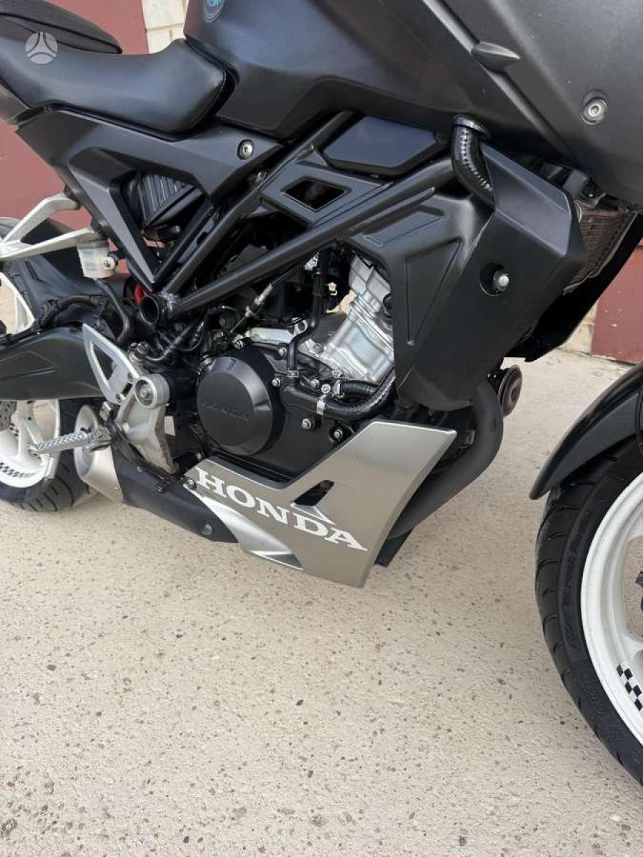 Black Honda CB 2019 in Vilkaviskis, with an engine capacity of 0.13 L and mileage of 22 thousand km for 2400 €, photo 8 on AUTOMOTO.COM.LV