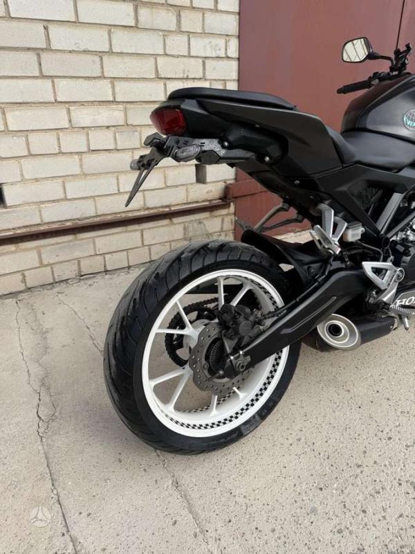Black Honda CB 2019 in Vilkaviskis, with an engine capacity of 0.13 L and mileage of 22 thousand km for 2400 €, photo 9 on AUTOMOTO.COM.LV