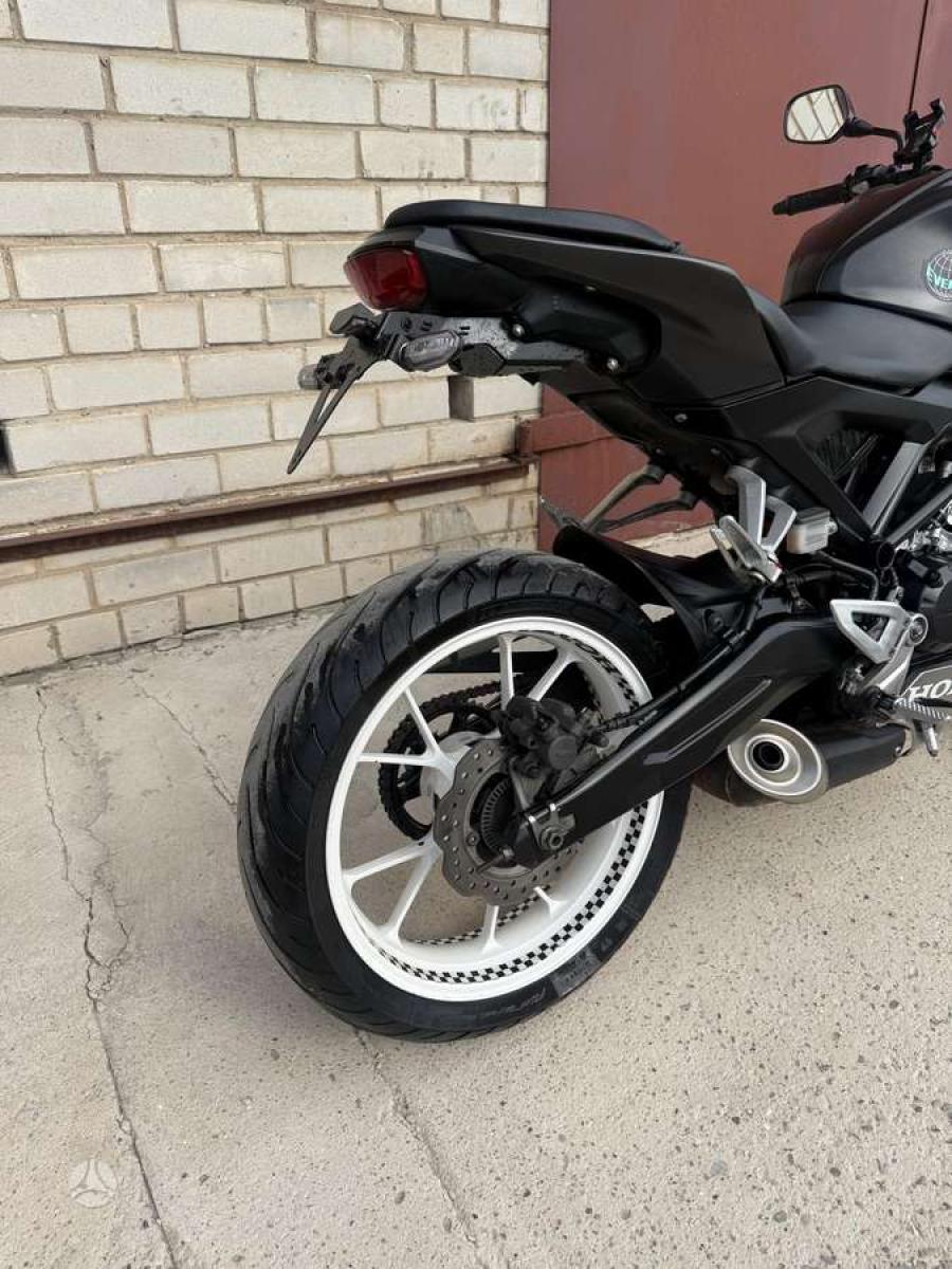 Black Honda CB 2019 in Vilkaviskis, with an engine capacity of 0.13 L and mileage of 22 thousand km for 2400 €, photo 9 on AUTOMOTO.COM.LV