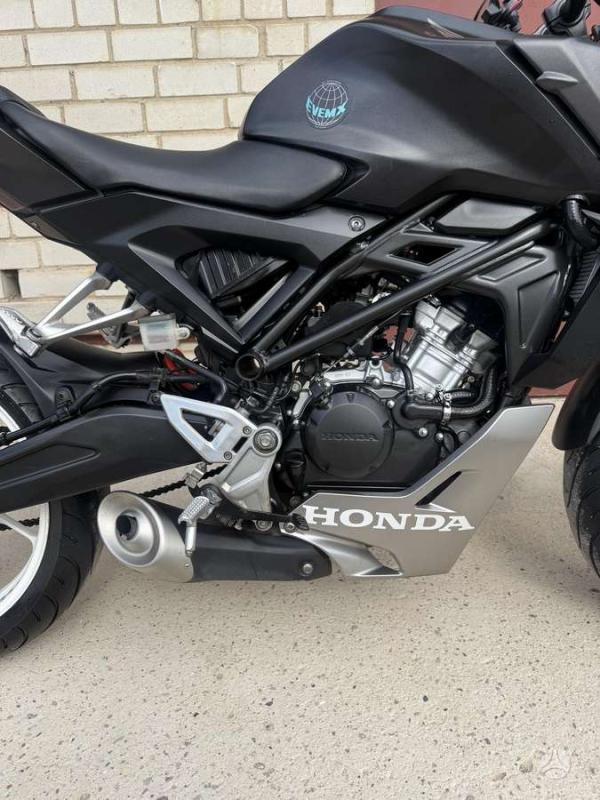 Black Honda CB 2019 in Vilkaviskis, with an engine capacity of 0.13 L and mileage of 22 thousand km for 2400 €, photo 10 on AUTOMOTO.COM.LV