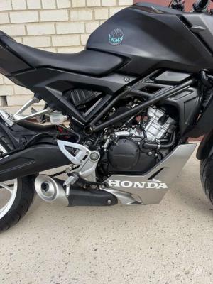 Black Honda CB 2019 in Vilkaviskis, with an engine capacity of 0.13 L and mileage of 22 thousand km for 2400 €, photo 10 on AUTOMOTO.COM.LV