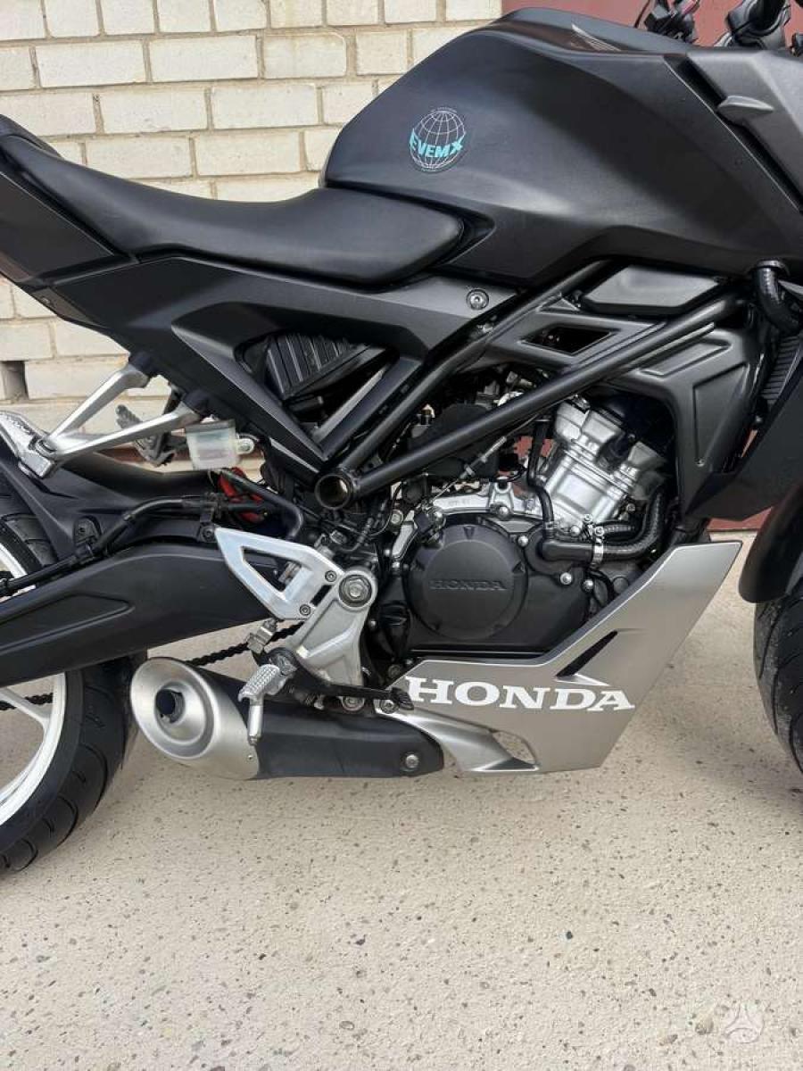 Black Honda CB 2019 in Vilkaviskis, with an engine capacity of 0.13 L and mileage of 22 thousand km for 2400 €, photo 10 on AUTOMOTO.COM.LV