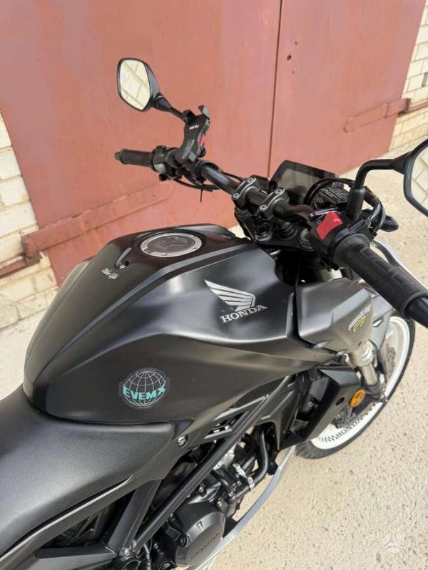Black Honda CB 2019 in Vilkaviskis, with an engine capacity of 0.13 L and mileage of 22 thousand km for 2400 €, photo 11 on AUTOMOTO.COM.LV