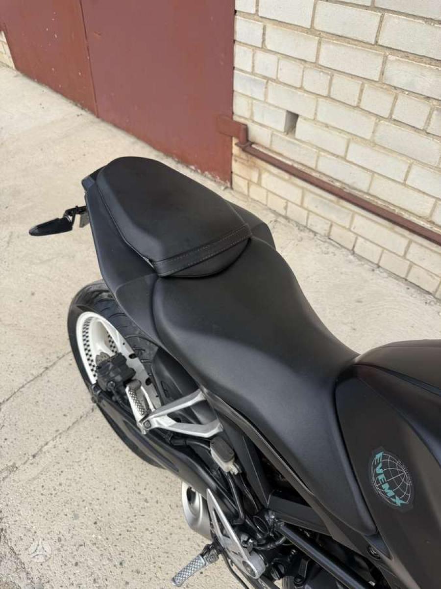 Black Honda CB 2019 in Vilkaviskis, with an engine capacity of 0.13 L and mileage of 22 thousand km for 2400 €, photo 12 on AUTOMOTO.COM.LV