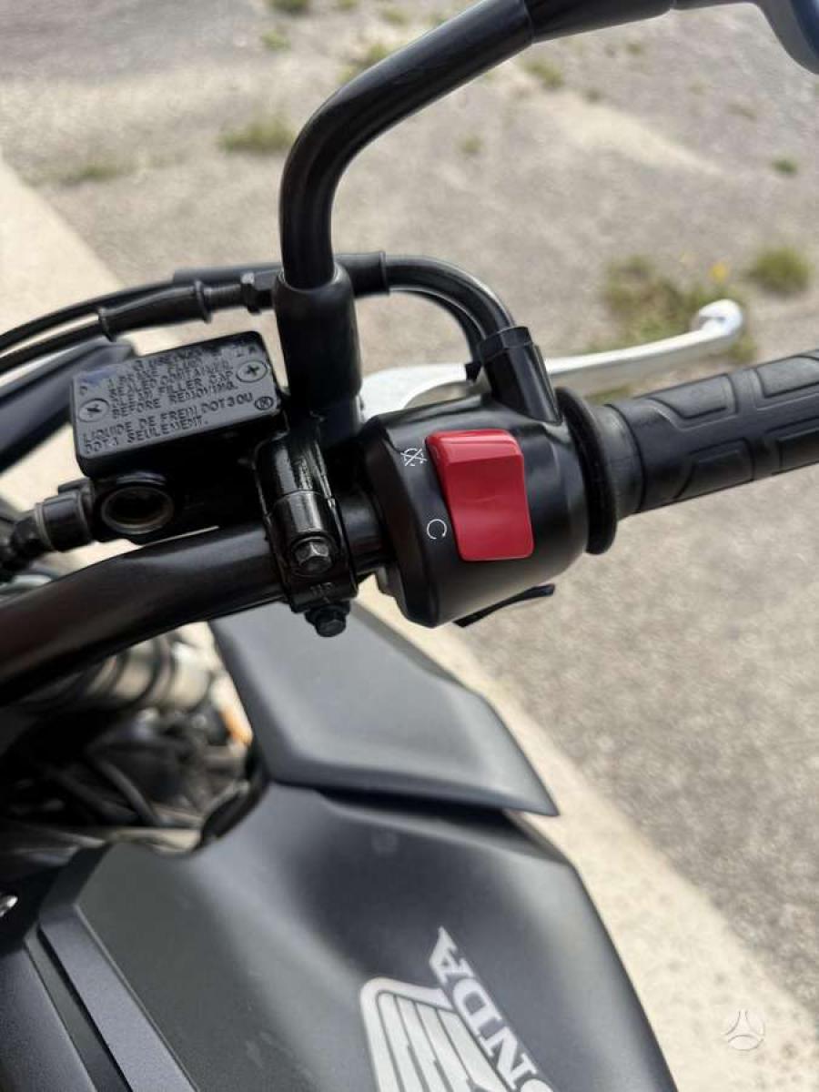 Black Honda CB 2019 in Vilkaviskis, with an engine capacity of 0.13 L and mileage of 22 thousand km for 2400 €, photo 16 on AUTOMOTO.COM.LV