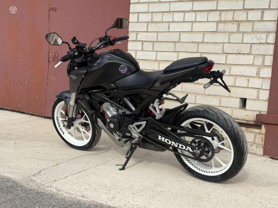 Black Honda CB 2019 in Vilkaviskis, with an engine capacity of 0.13 L and mileage of 22 thousand km for 2400 €, photo 20 on AUTOMOTO.COM.LV