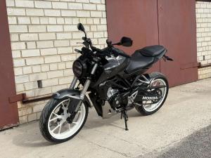 Black Honda CB 2019 in Vilkaviskis, with an engine capacity of 0.13 L and mileage of 22 thousand km for 2400 €, photo 21 on AUTOMOTO.COM.LV