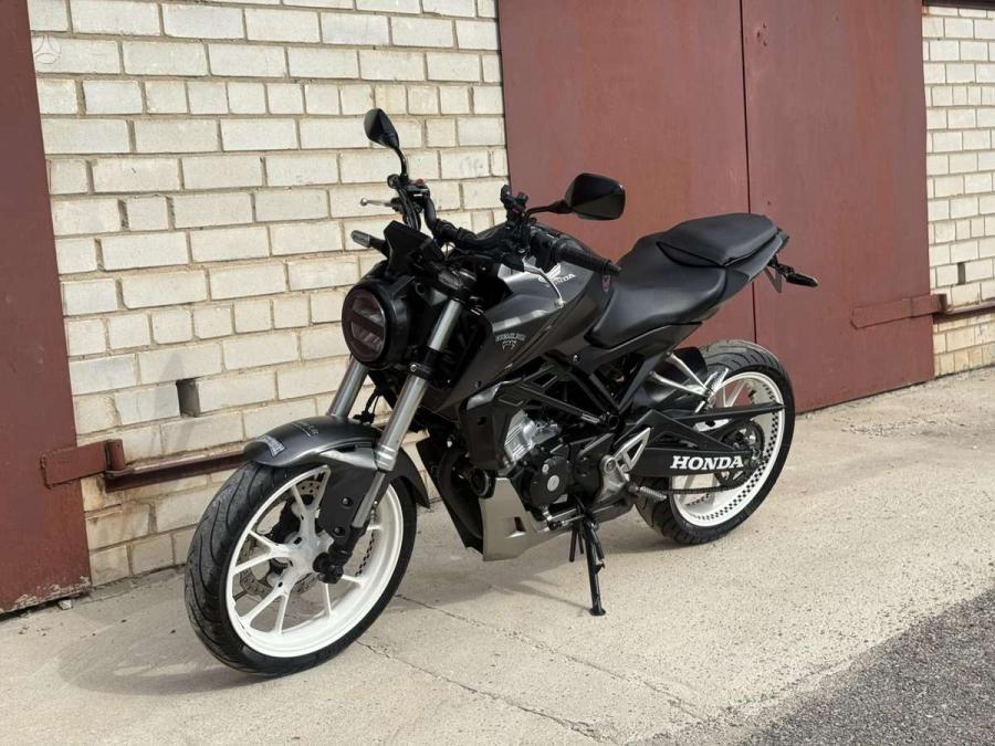 Black Honda CB 2019 in Vilkaviskis, with an engine capacity of 0.13 L and mileage of 22 thousand km for 2400 €, photo 21 on AUTOMOTO.COM.LV