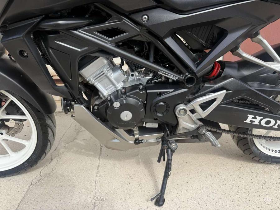 Black Honda CB 2019 in Vilkaviskis, with an engine capacity of 0.13 L and mileage of 22 thousand km for 2400 €, photo 22 on AUTOMOTO.COM.LV