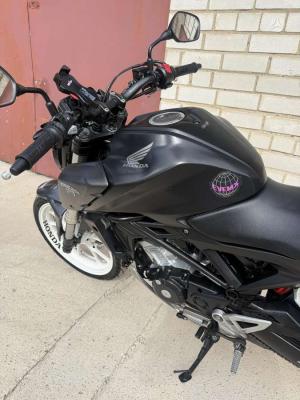 Black Honda CB 2019 in Vilkaviskis, with an engine capacity of 0.13 L and mileage of 22 thousand km for 2400 €, photo 23 on AUTOMOTO.COM.LV