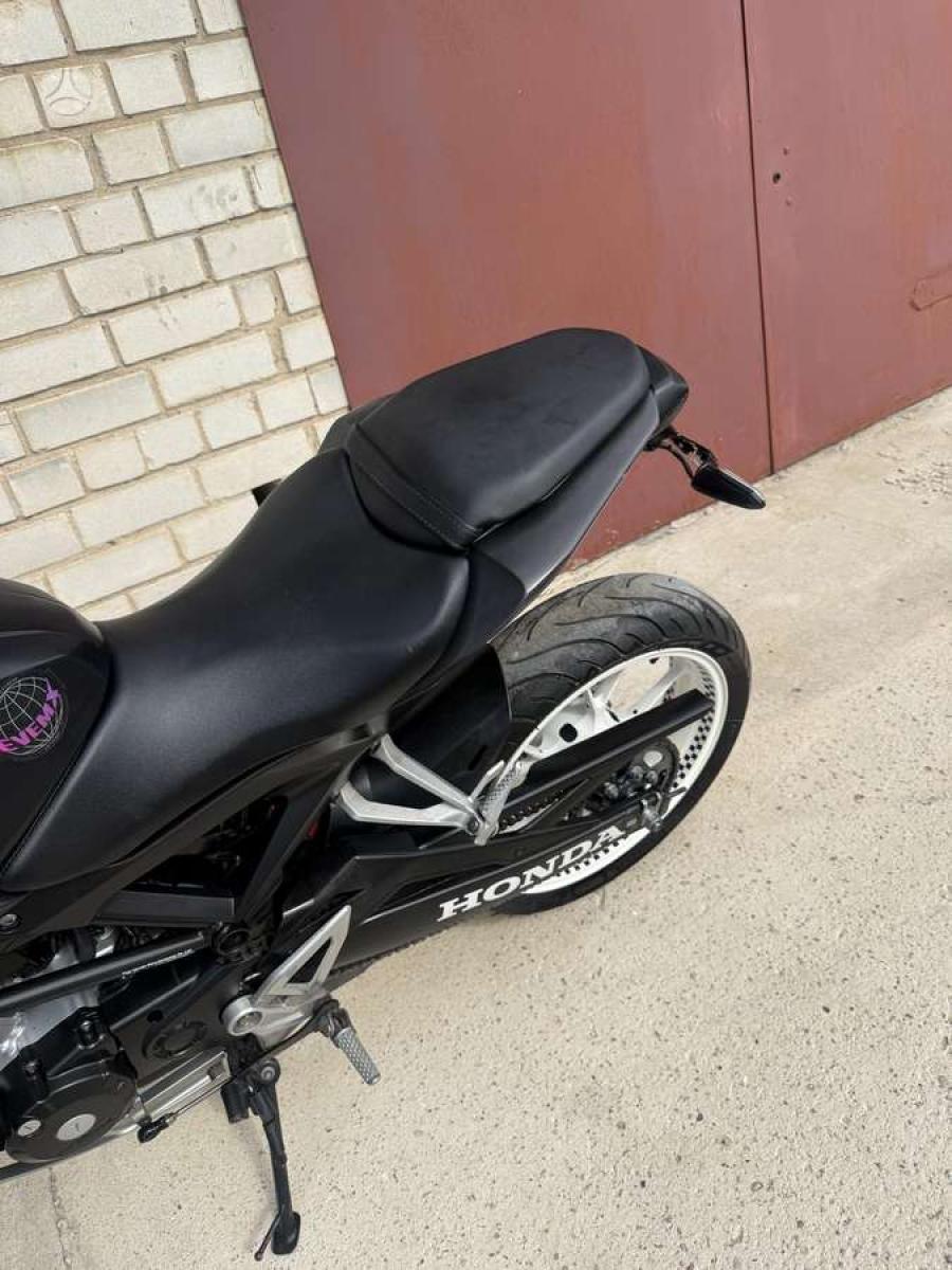 Black Honda CB 2019 in Vilkaviskis, with an engine capacity of 0.13 L and mileage of 22 thousand km for 2400 €, photo 24 on AUTOMOTO.COM.LV