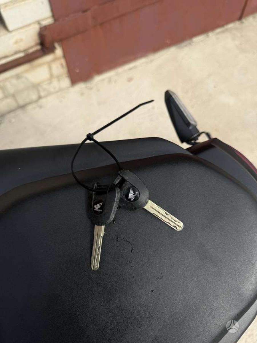 Black Honda CB 2019 in Vilkaviskis, with an engine capacity of 0.13 L and mileage of 22 thousand km for 2400 €, photo 25 on AUTOMOTO.COM.LV