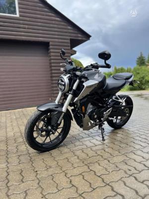 Black Honda CB 2020 in Prienai, with an engine capacity of 0.13 L and mileage of 14 thousand km for 3050 €, photo 3 on AUTOMOTO.COM.LV