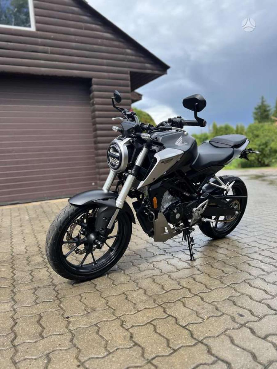 Black Honda CB 2020 in Prienai, with an engine capacity of 0.13 L and mileage of 14 thousand km for 3050 €, photo 3 on AUTOMOTO.COM.LV