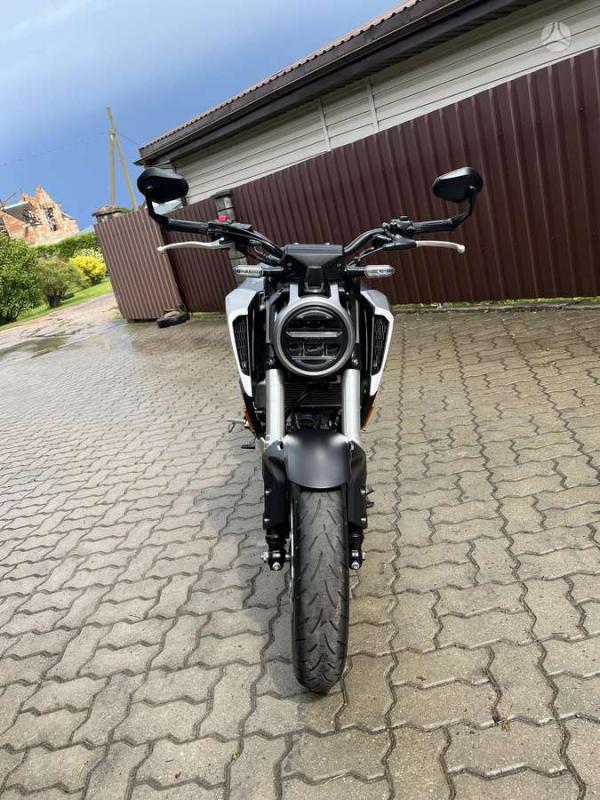 Black Honda CB 2020 in Prienai, with an engine capacity of 0.13 L and mileage of 14 thousand km for 3050 €, photo 3 on AUTOMOTO.COM.LV