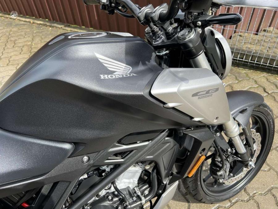 Black Honda CB 2020 in Prienai, with an engine capacity of 0.13 L and mileage of 14 thousand km for 3050 €, photo 14 on AUTOMOTO.COM.LV