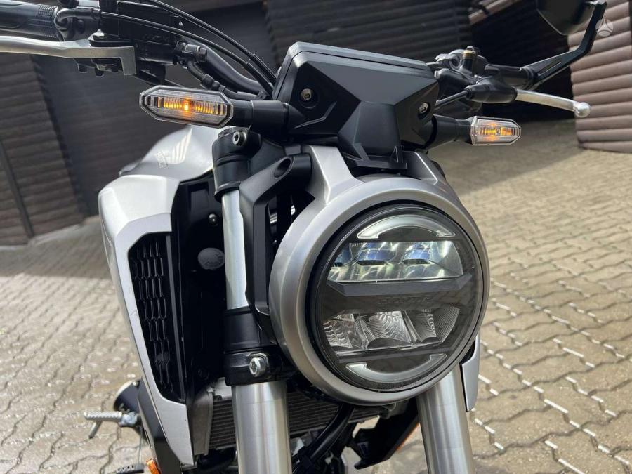 Black Honda CB 2020 in Prienai, with an engine capacity of 0.13 L and mileage of 14 thousand km for 3050 €, photo 15 on AUTOMOTO.COM.LV