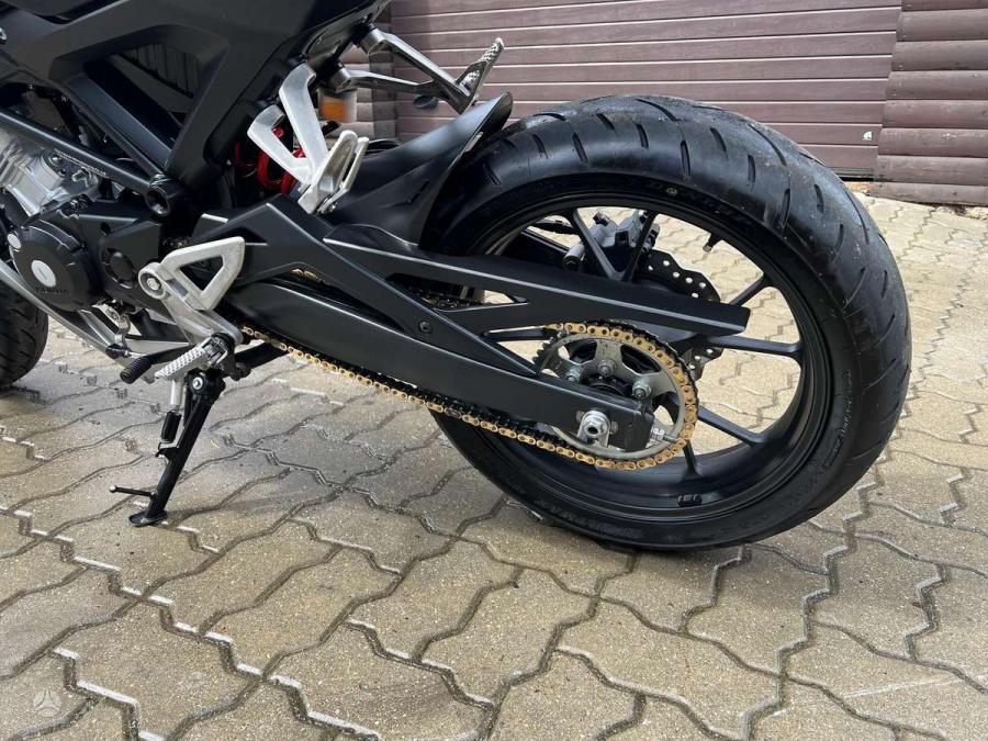 Black Honda CB 2020 in Prienai, with an engine capacity of 0.13 L and mileage of 14 thousand km for 3050 €, photo 16 on AUTOMOTO.COM.LV