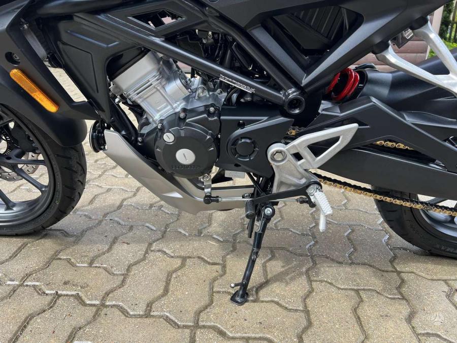 Black Honda CB 2020 in Prienai, with an engine capacity of 0.13 L and mileage of 14 thousand km for 3050 €, photo 17 on AUTOMOTO.COM.LV