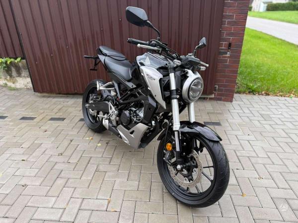 Black Honda CB 2020 in Prienai, with an engine capacity of 0.13 L and mileage of 11 thousand km for 2850 €, photo 1 on AUTOMOTO.COM.LV