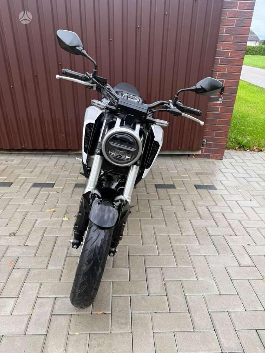 Black Honda CB 2020 in Prienai, with an engine capacity of 0.13 L and mileage of 11 thousand km for 2850 €, photo 4 on AUTOMOTO.COM.LV