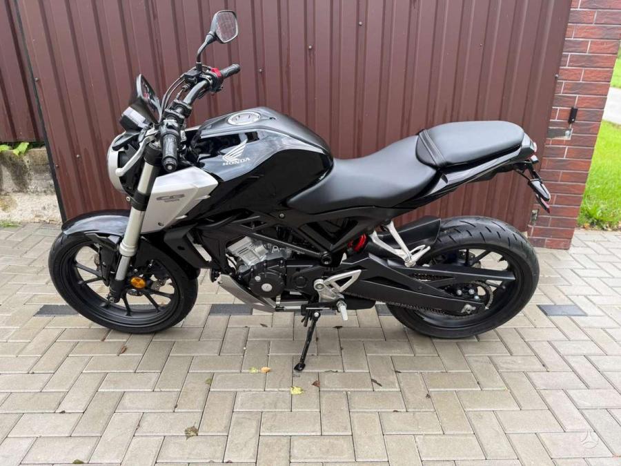 Black Honda CB 2020 in Prienai, with an engine capacity of 0.13 L and mileage of 11 thousand km for 2850 €, photo 6 on AUTOMOTO.COM.LV