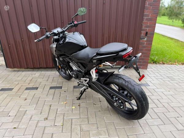 Black Honda CB 2020 in Prienai, with an engine capacity of 0.13 L and mileage of 11 thousand km for 2850 €, photo 7 on AUTOMOTO.COM.LV