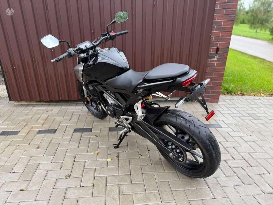 Black Honda CB 2020 in Prienai, with an engine capacity of 0.13 L and mileage of 11 thousand km for 2850 €, photo 7 on AUTOMOTO.COM.LV