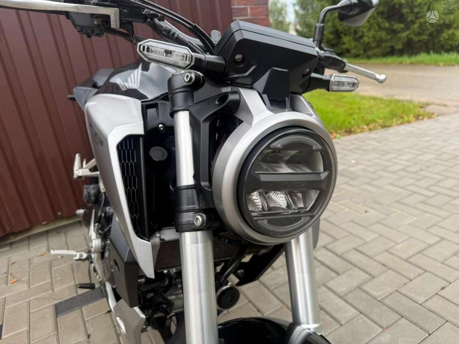 Black Honda CB 2020 in Prienai, with an engine capacity of 0.13 L and mileage of 11 thousand km for 2850 €, photo 14 on AUTOMOTO.COM.LV