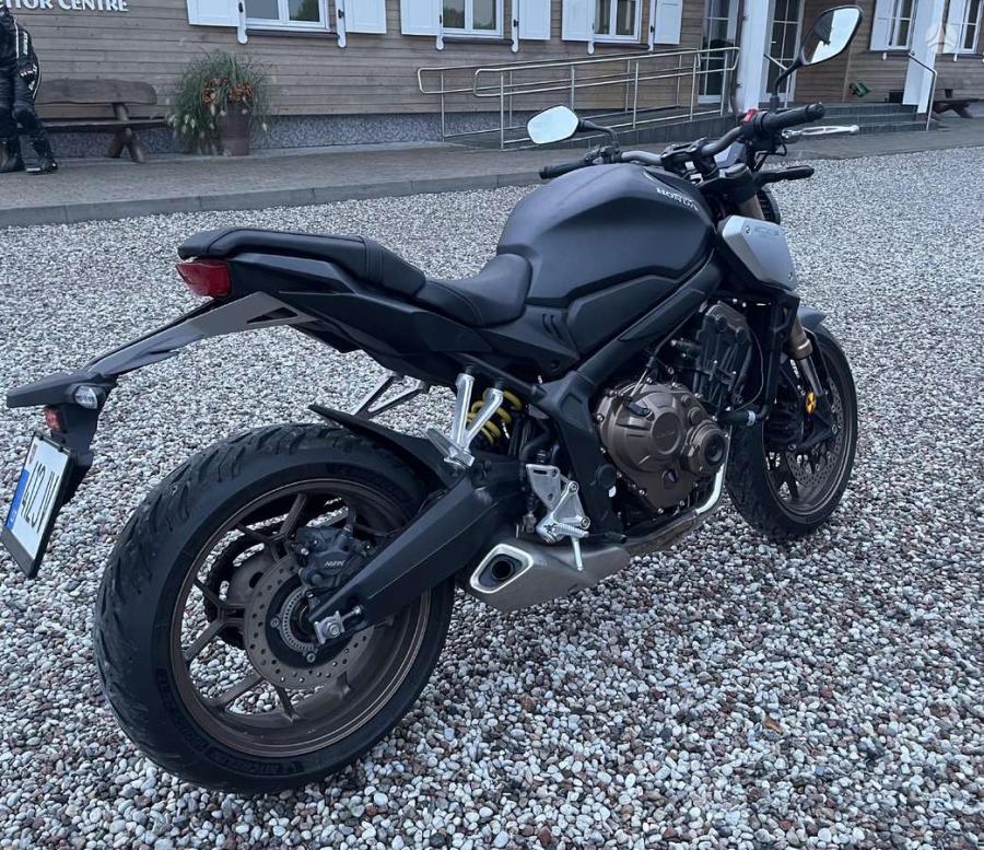 Black Honda CB 2021 in Taurage, with an engine capacity of 0.65 L and mileage of 12 thousand km for 4000 €, photo 1 on AUTOMOTO.COM.LV