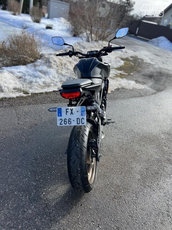 Black Honda CB 2021 in Prienai, with an engine capacity of 0.13 L and mileage of 13 thousand km for 3050 €, photo 6 on AUTOMOTO.COM.LV