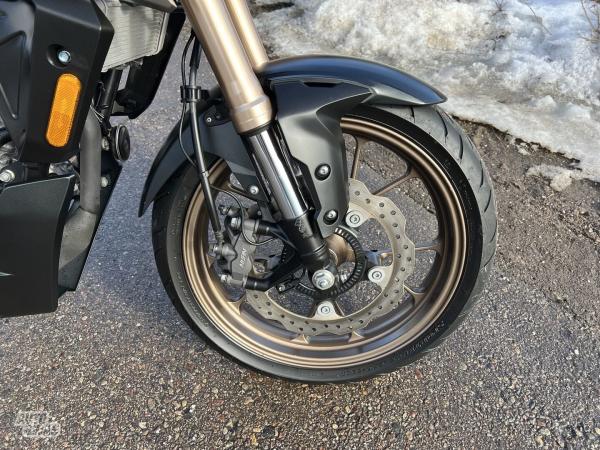 Black Honda CB 2021 in Prienai, with an engine capacity of 0.13 L and mileage of 13 thousand km for 3050 €, photo 9 on AUTOMOTO.COM.LV