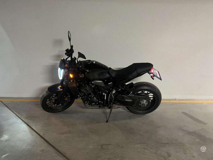 Black Honda CB 2021 in Vilnius, with an engine capacity of 1.00 L and mileage of 14 thousand km for 10900 €, photo 3 on AUTOMOTO.COM.LV