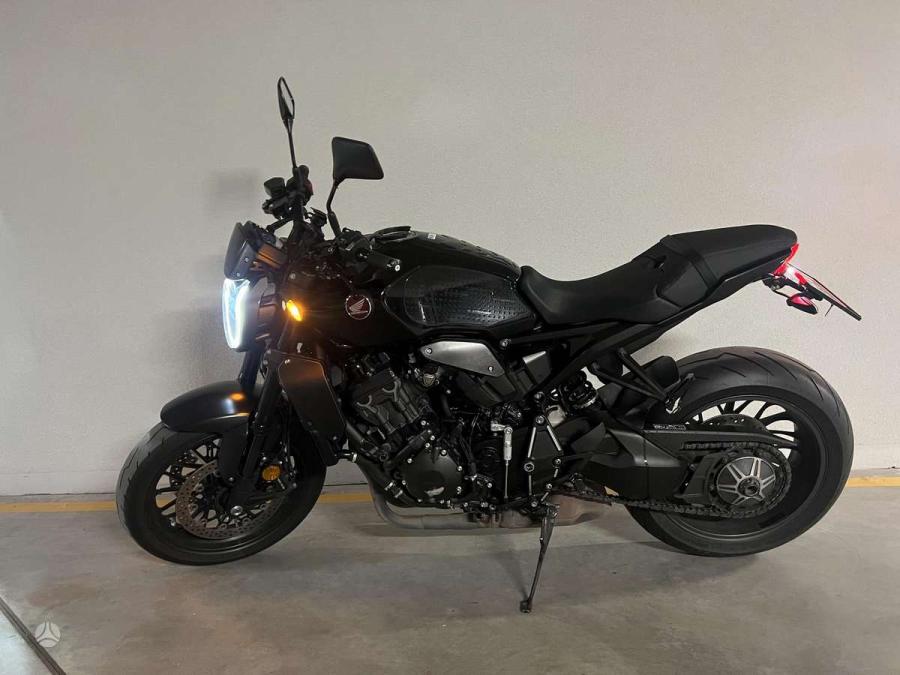 Black Honda CB 2021 in Vilnius, with an engine capacity of 1.00 L and mileage of 14 thousand km for 10900 €, photo 4 on AUTOMOTO.COM.LV